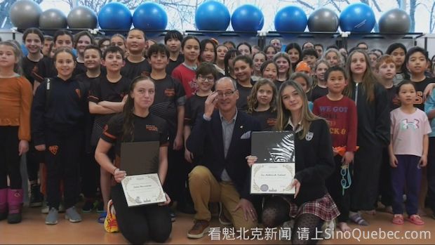 Dorval两名青少年游泳者因在海外勇救英国男子而受到表彰-魁省新闻-蒙城华人网-蒙特利尔第一中文网-www.sinoquebec.com